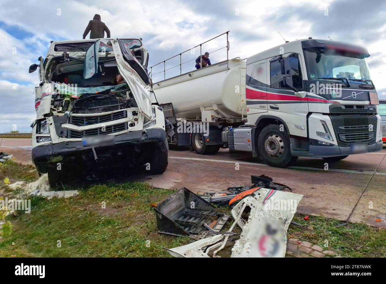 A38/Halle - Schwerer Unfall mit Gefahrgut-Lkw Lastfahrer in Führerhaus eingeklemmt, Diesel ...