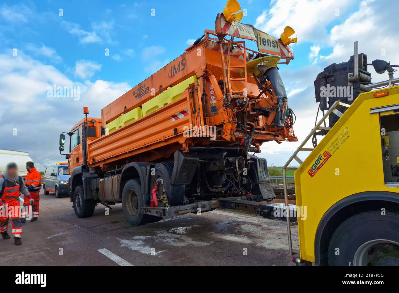 A38/Halle - Schwerer Unfall mit Gefahrgut-Lkw Lastfahrer in Führerhaus eingeklemmt, Diesel ...