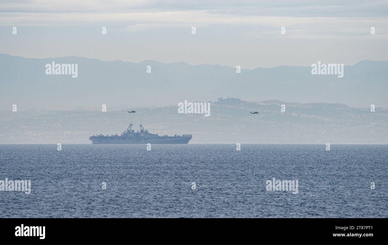 Wasp-class amphibious assault ship USS Boxer (LHD 4) transits the ...