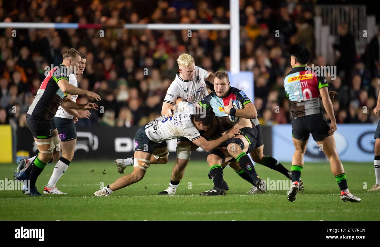 Juan Martin Gonzalez of Saracens tackles Joe Launchbury of Harlequins ...