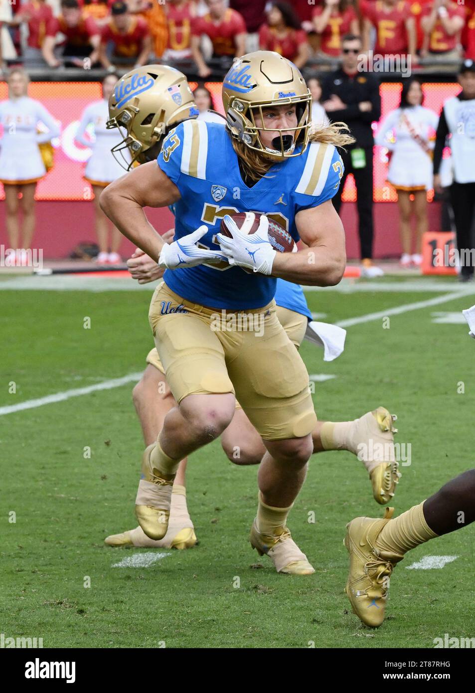 LOS ANGELES, CA - NOVEMBER 18: UCLA Bruins running back Carson Steele ...