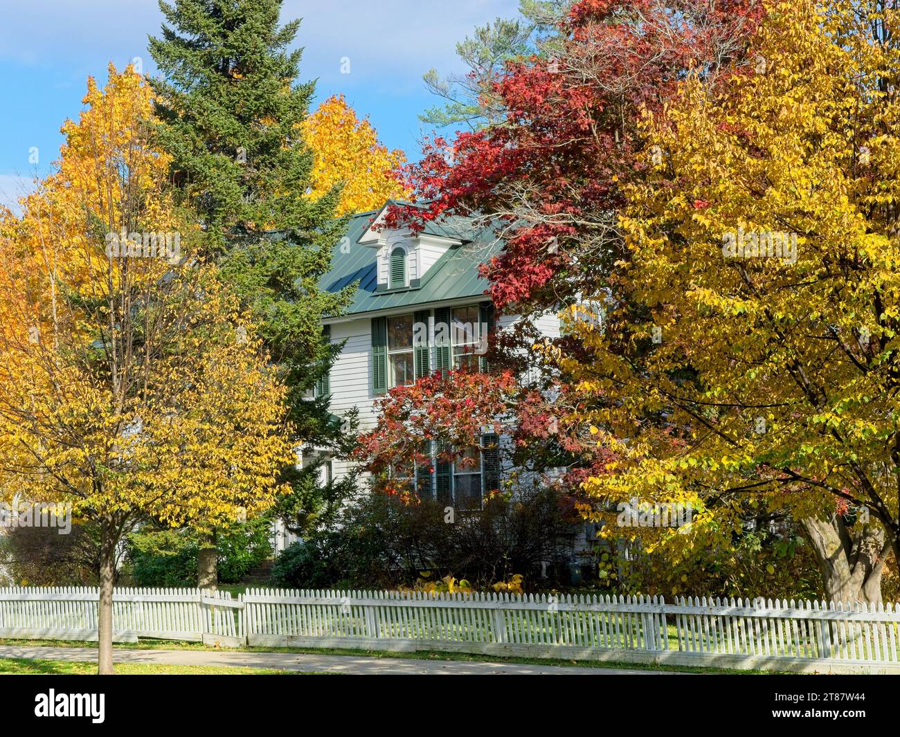 White picket fence house new england hi-res stock photography and ...