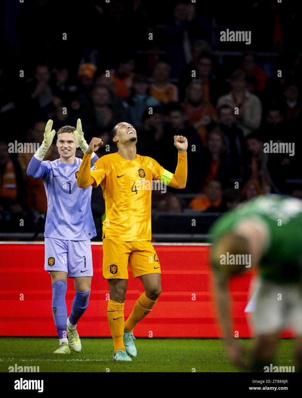 AMSTERDAM - (l-r) Holland goalkeeper Bart Verbruggen, Virgil van Dijk ...