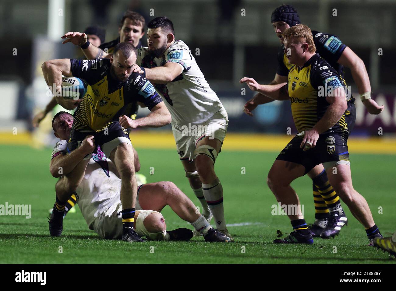 Newport, UK. 18th Nov, 2023. Cai Evans of the Dragons makes a break ...