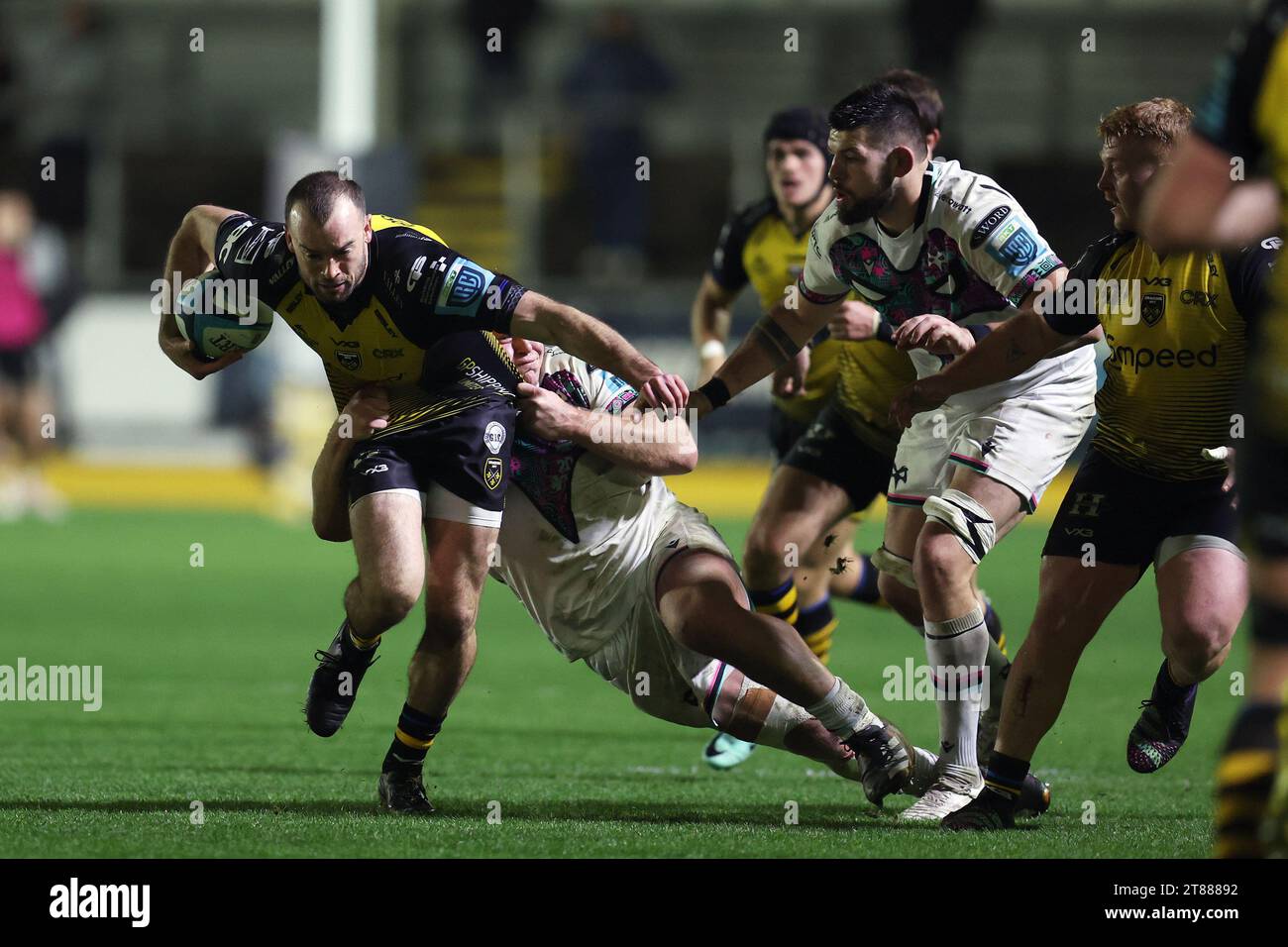 Newport, UK. 18th Nov, 2023. Cai Evans of the Dragons makes a break ...