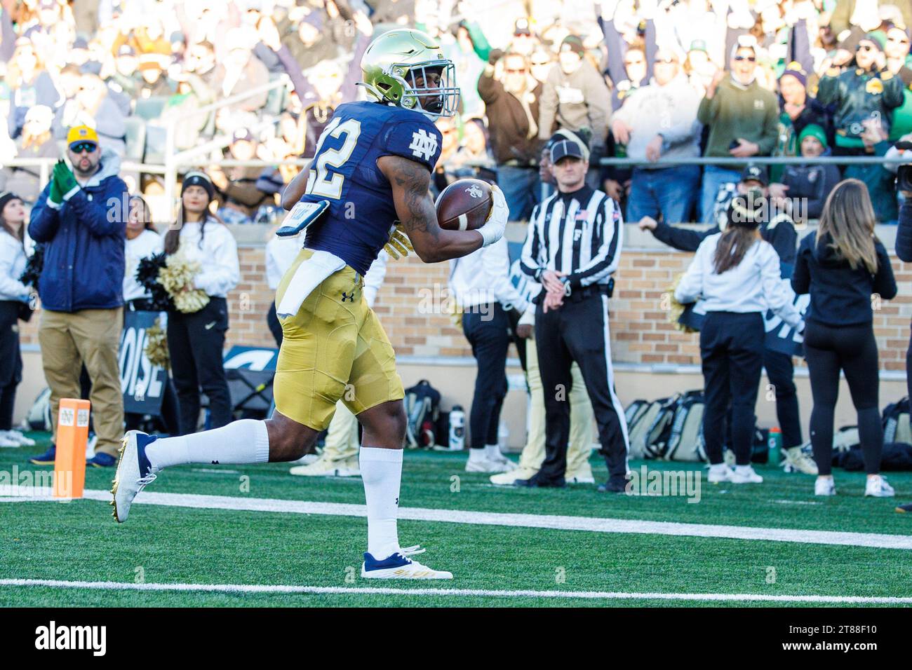 South Bend, Indiana, USA. 18th Nov, 2023. Notre Dame running back Devyn ...