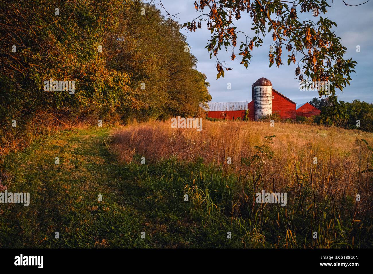 scenic red farm Stock Photo - Alamy