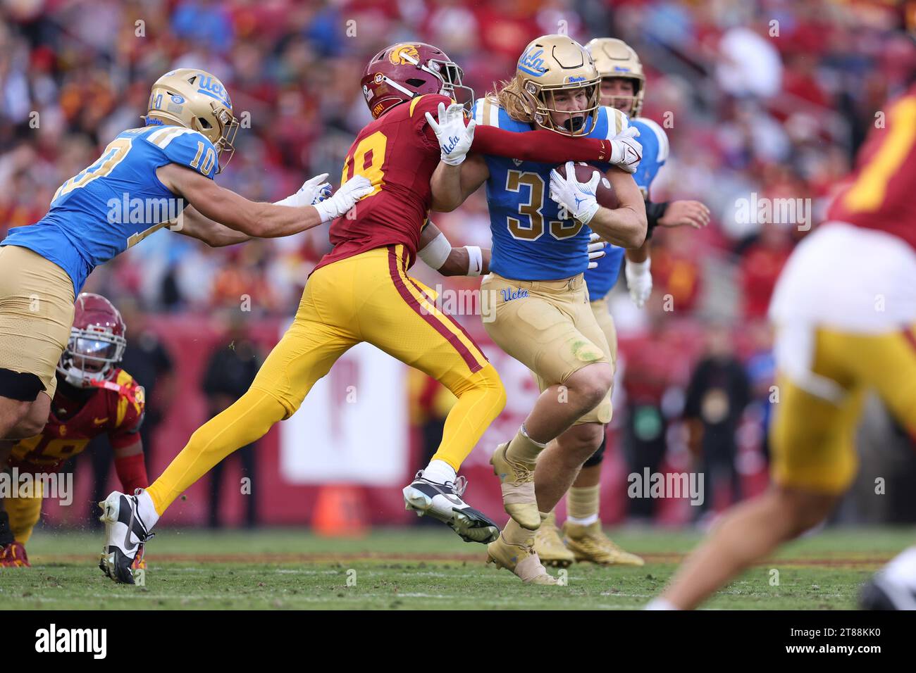 Los Angeles, California, USA. 18th Nov, 2023. UCLA running back CARSON ...