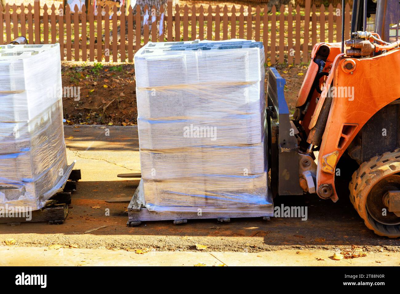 Crane unloads block from truck hi-res stock photography and images - Alamy