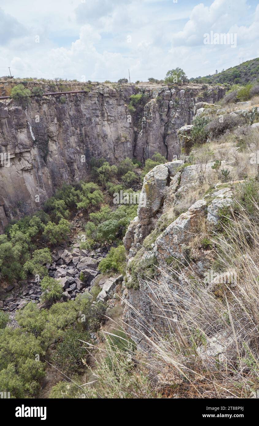 The scenic El Charco del Ingenio Botanical Garden in San Miguel de ...