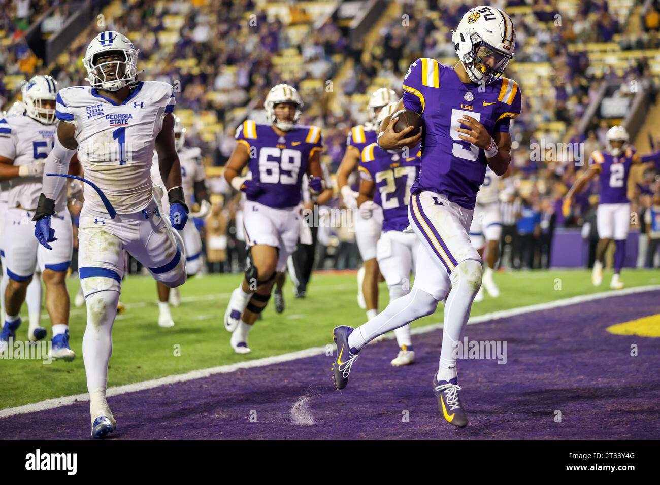 November 18, 2023: LSU quarterback Jayden Daniels (5) runs the ball ...