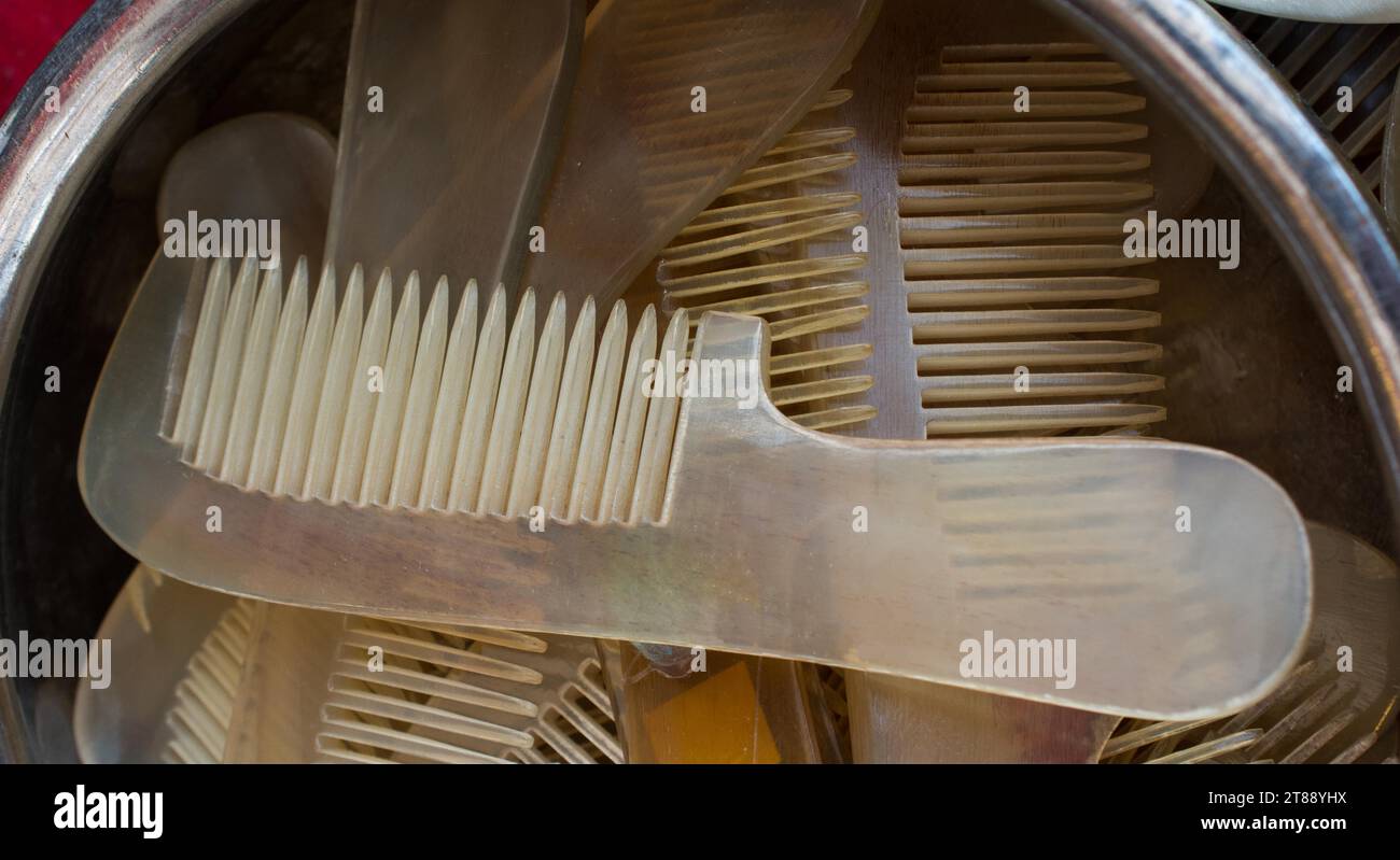 Horn comb hi-res stock photography and images - Alamy