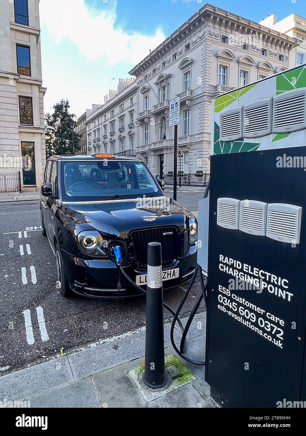 London, Great Britian. 11th Nov, 2023. An electric London taxi is seen ...