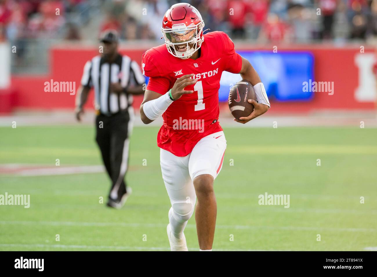Houston, TX, USA. 18th Nov, 2023. Houston Cougars quarterback Donovan ...
