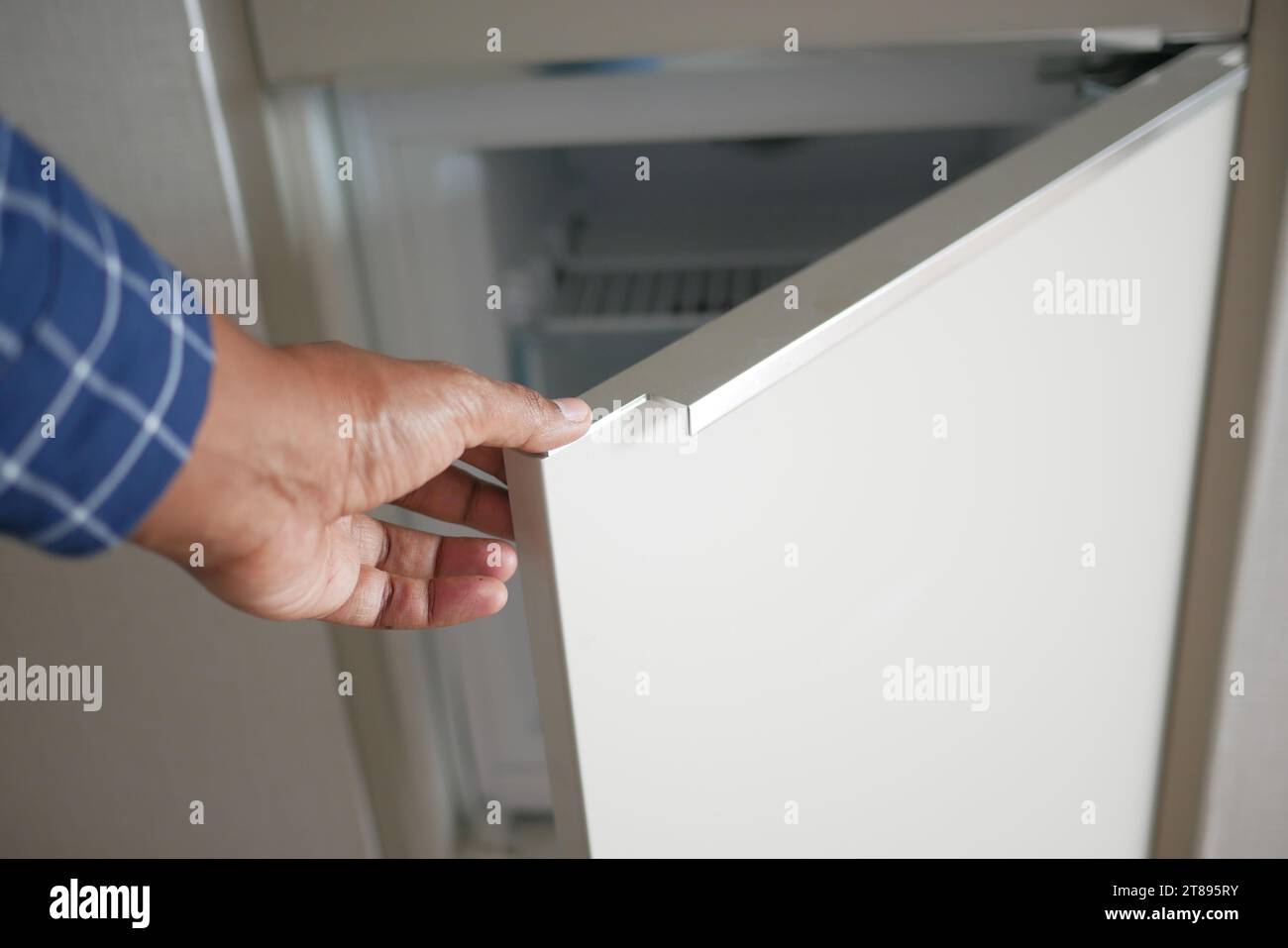 men hand open fridge door Stock Photo - Alamy
