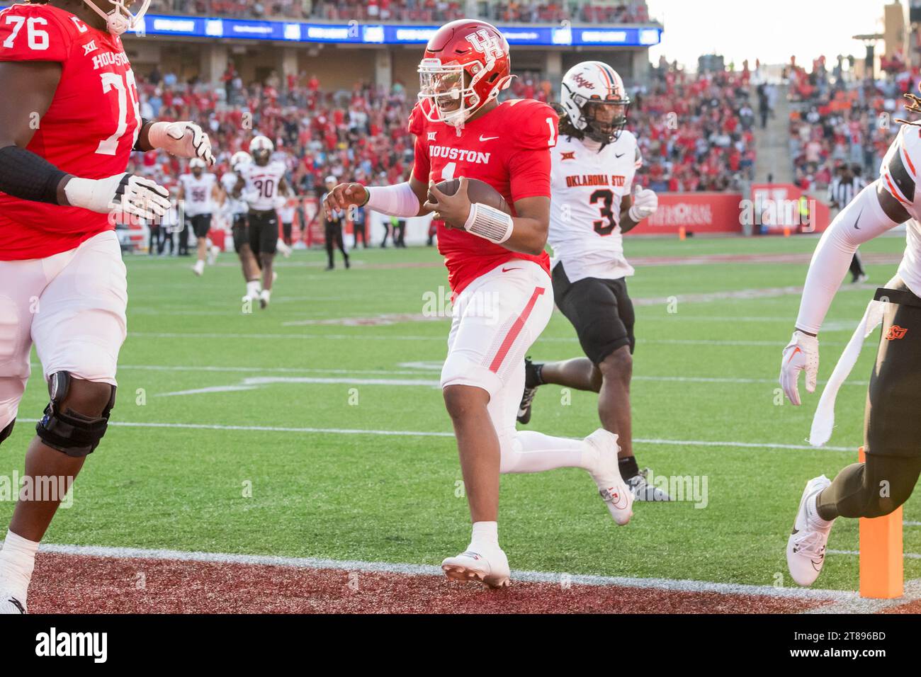 Houston, TX, USA. 18th Nov, 2023. Houston Cougars quarterback Donovan ...