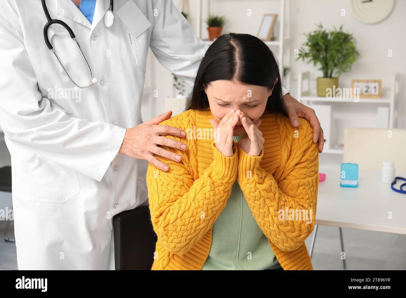 Doctor examination crying hi-res stock photography and images - Alamy