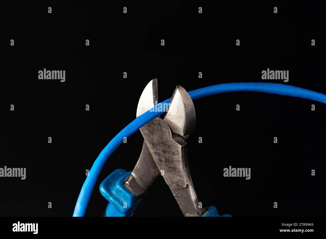 Cutting pliers cut electric cable close up Stock Photo - Alamy