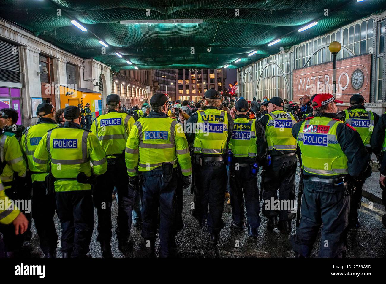 London, UK. 18th Nov, 2023. Police officers push the protesters out ...