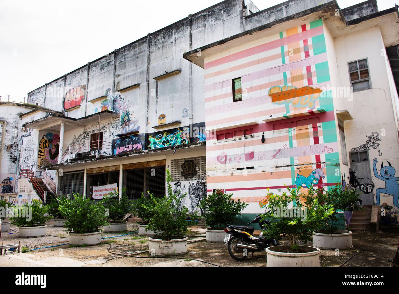 Landmarks Banpong street art drawing on abandoned buildings for thai ...