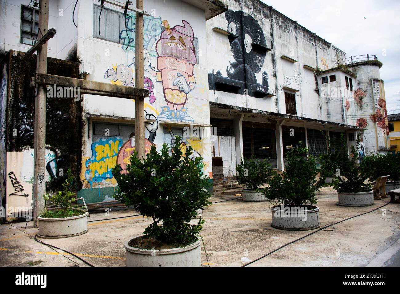 Landmarks Banpong street art drawing on abandoned buildings for thai ...