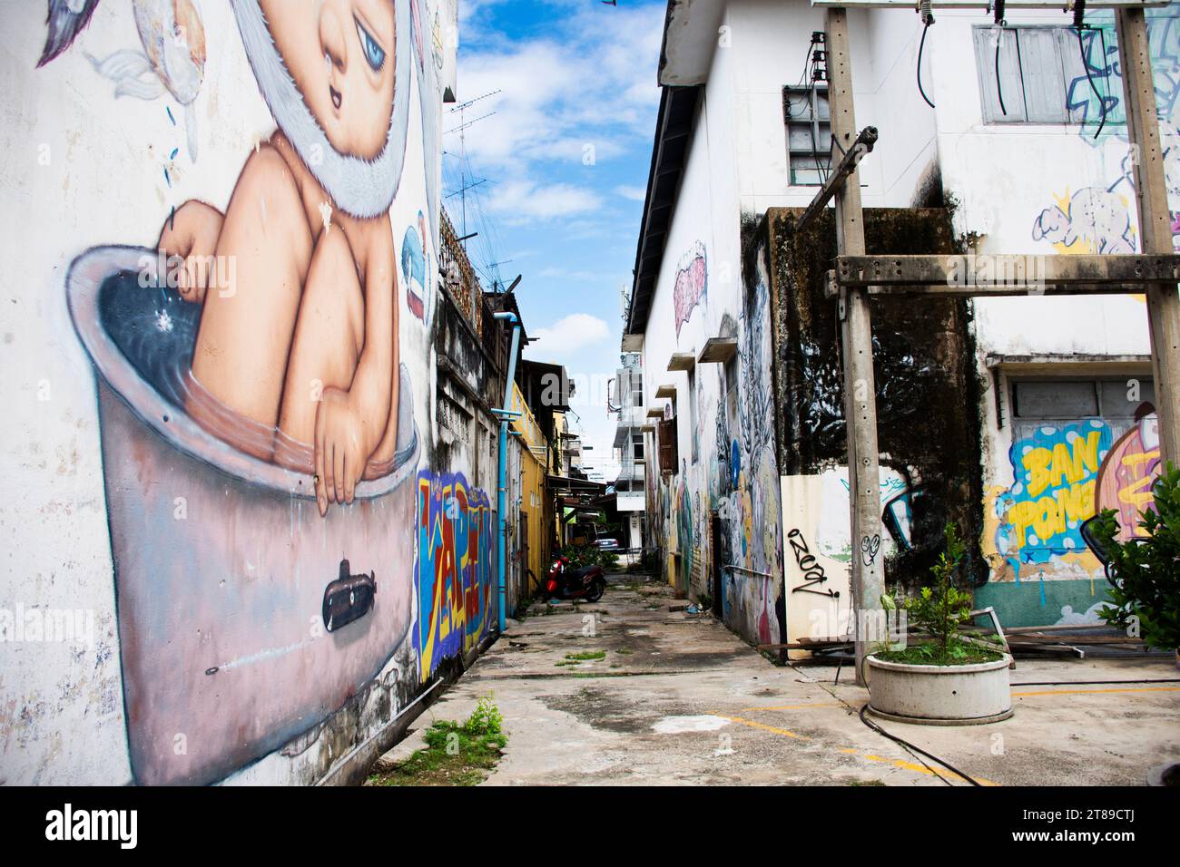 Landmarks Banpong street art drawing on abandoned buildings for thai ...