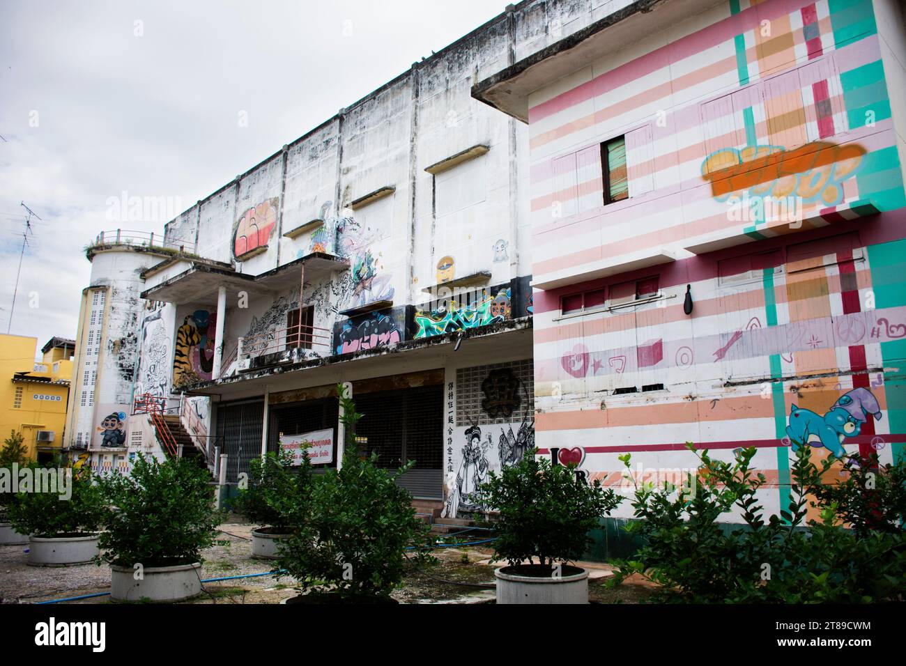 Landmarks Banpong street art drawing on abandoned buildings for thai ...