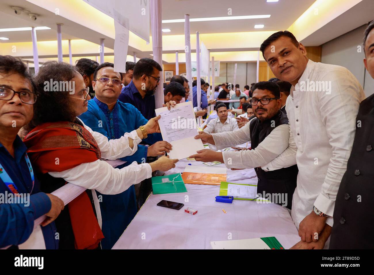 Dhaka, Bangladesh. 18th Nov, 2023. Candidates collect the nomination ...