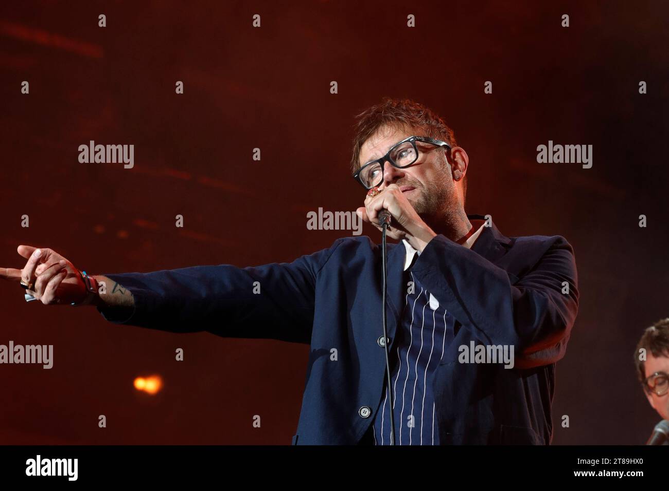 Damon albarn lead singer blur hi-res stock photography and images - Alamy