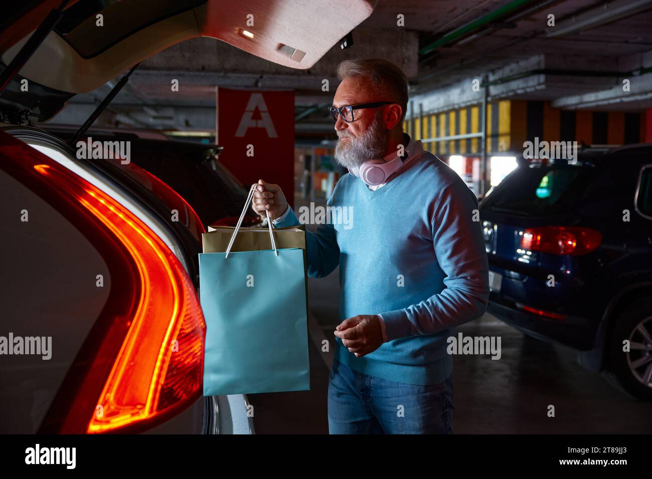 Elderly loading car trunk hi-res stock photography and images - Alamy
