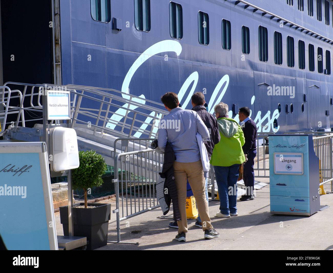 Kreuzfahrtschiff eingang hi-res stock photography and images - Alamy