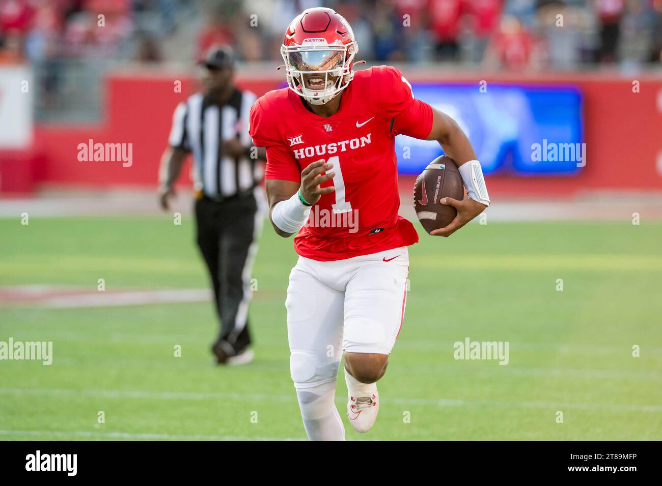 November 18, 2023: Houston Cougars quarterback Donovan Smith (1) runs ...