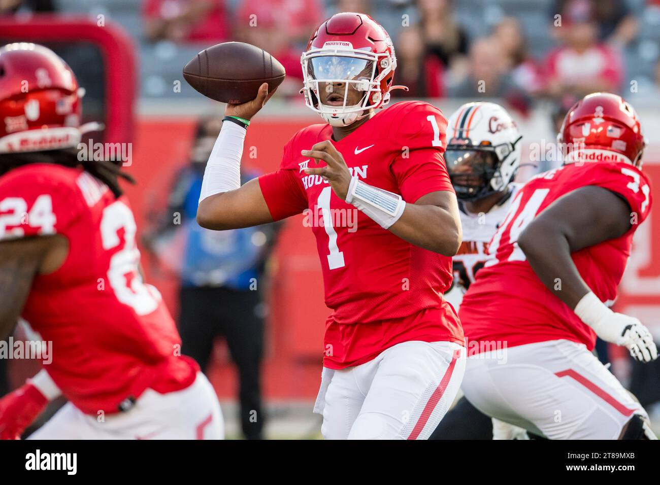 Houston, TX, USA. 18th Nov, 2023. Houston Cougars quarterback Donovan ...
