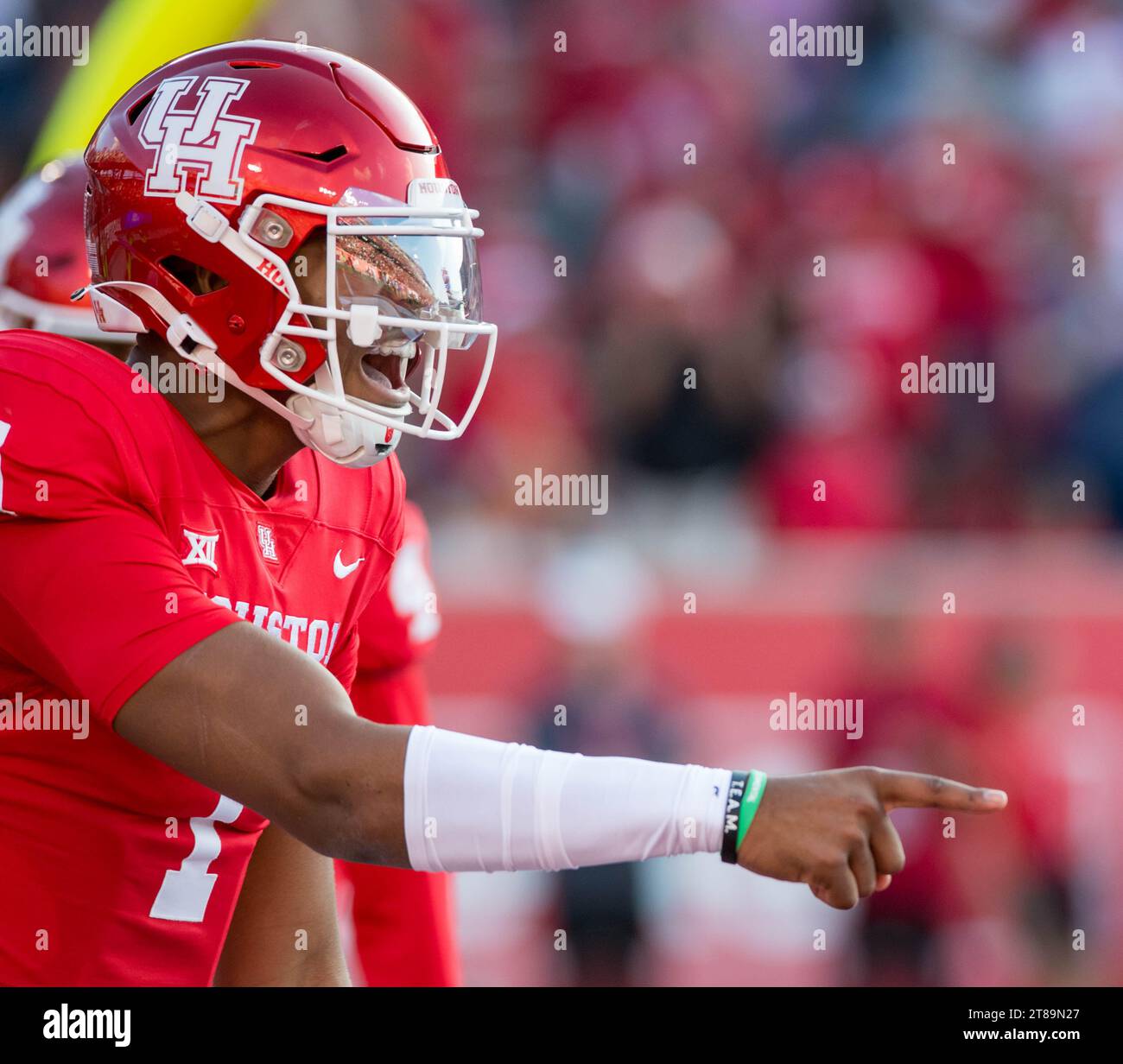 Houston, TX, USA. 18th Nov, 2023. Houston Cougars quarterback Donovan ...