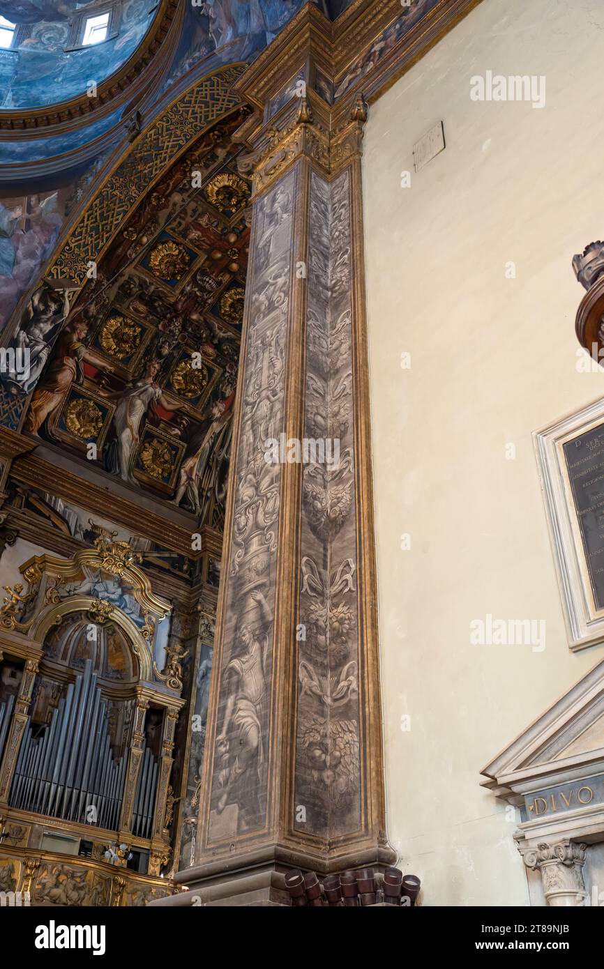 inside a large Italian christian church in Italy Stock Photo - Alamy