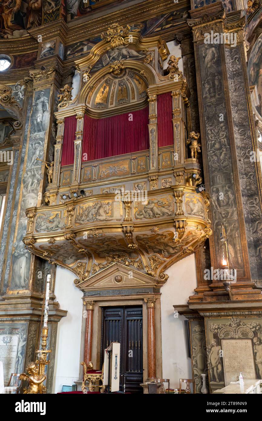 inside a large Italian christian church in Italy Stock Photo - Alamy