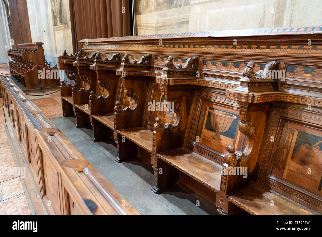 inside a large Italian christian church in Italy Stock Photo - Alamy