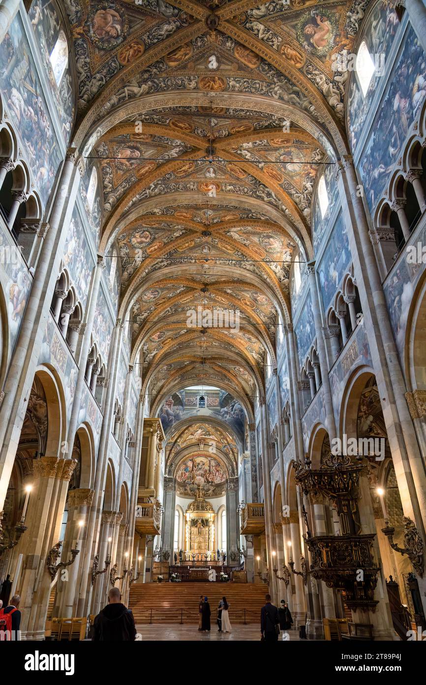 inside a large Italian christian church in Italy Stock Photo - Alamy