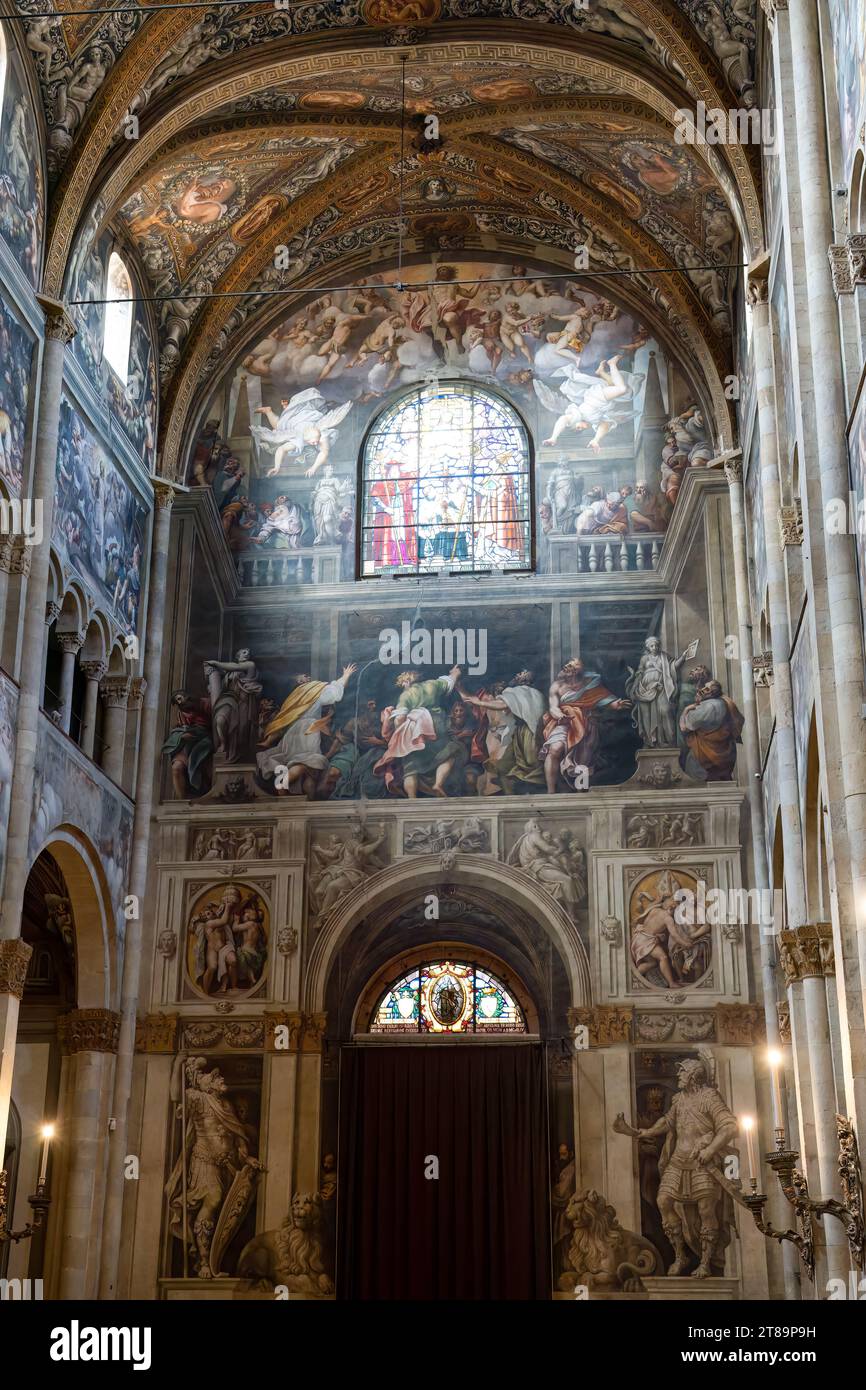 inside a large Italian christian church in Italy Stock Photo - Alamy