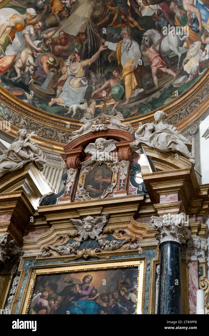 inside a large Italian christian church in Italy Stock Photo - Alamy