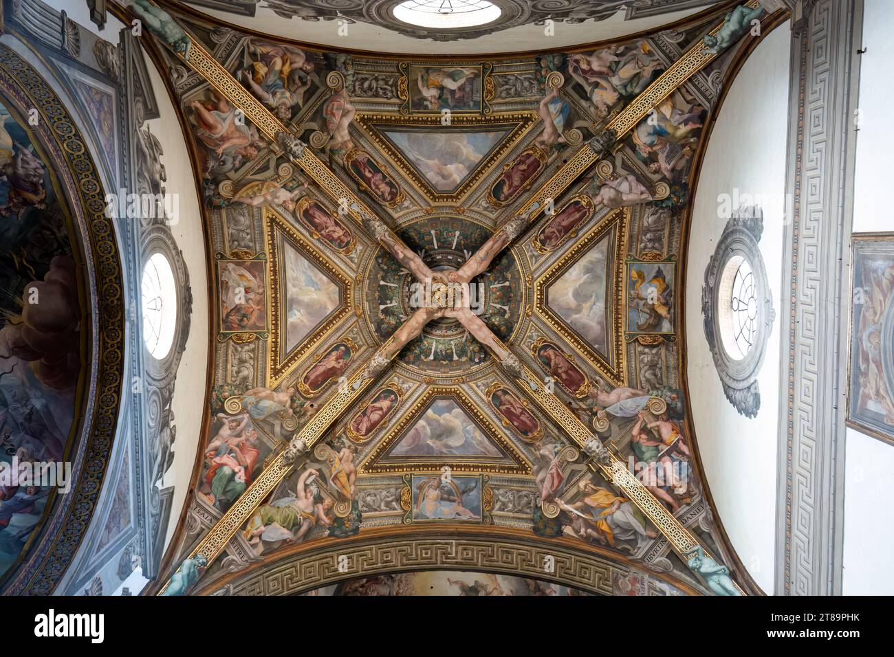 inside a large Italian christian church in Italy Stock Photo - Alamy