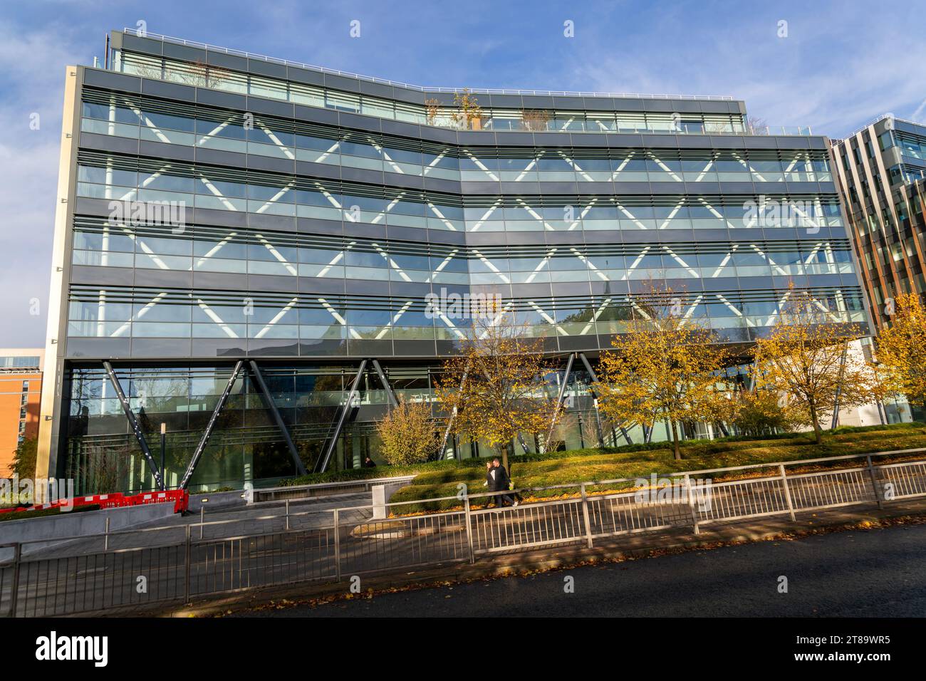 Modern architecture office building, Forbury Place, Reading, Berkshire ...