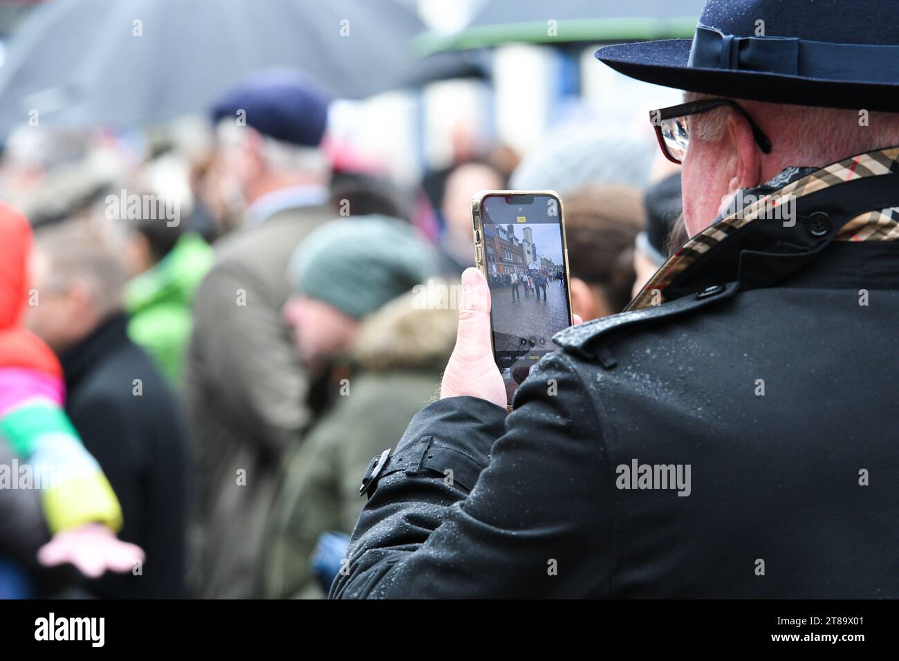 Filming on mobile hi-res stock photography and images - Alamy