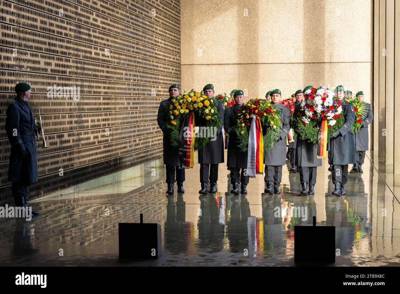 Berlin, Germany. 19th Nov, 2023. Soldiers bring the wreaths to the ...