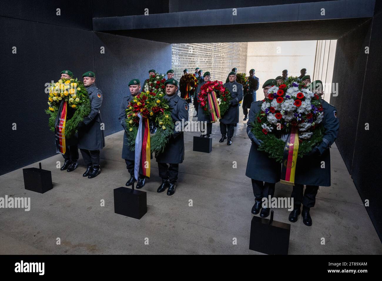 Berlin, Germany. 19th Nov, 2023. Soldiers bring the wreaths to the ...