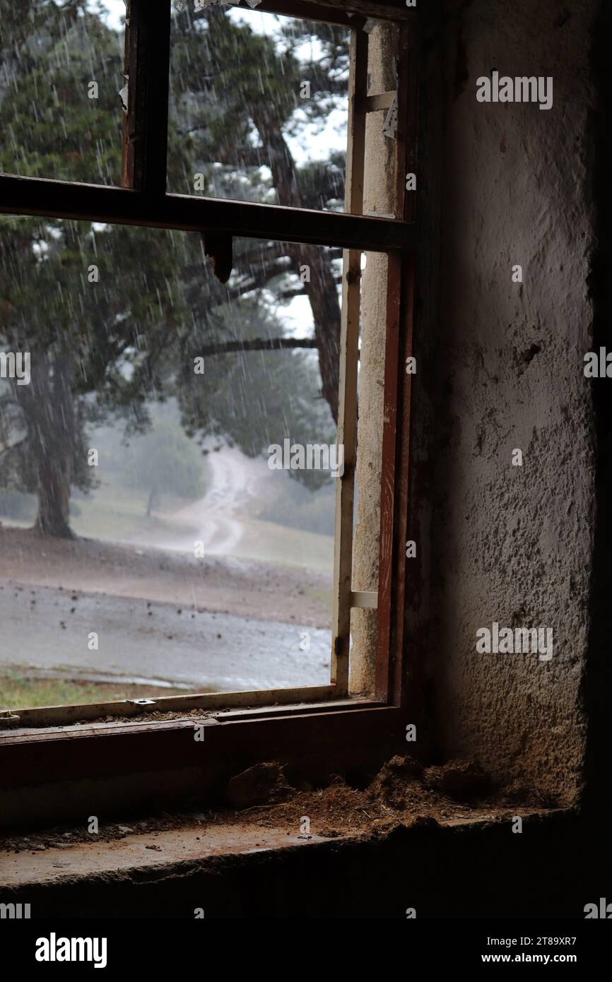 Broken glass window drop hi-res stock photography and images - Alamy