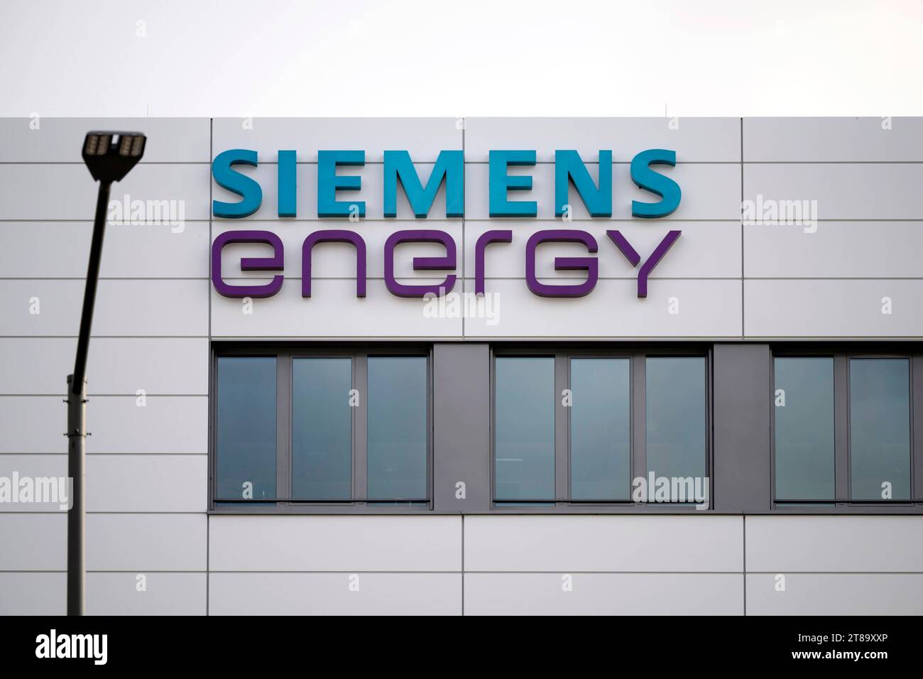 Das Logo der Firma Siemens Energy am Standort des Unternehmens in ...