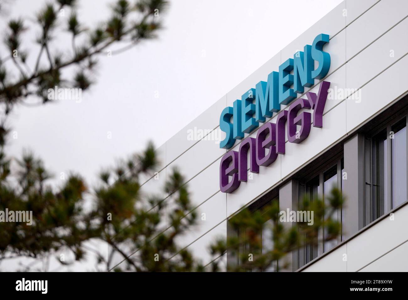 Das Logo der Firma Siemens Energy am Standort des Unternehmens in ...