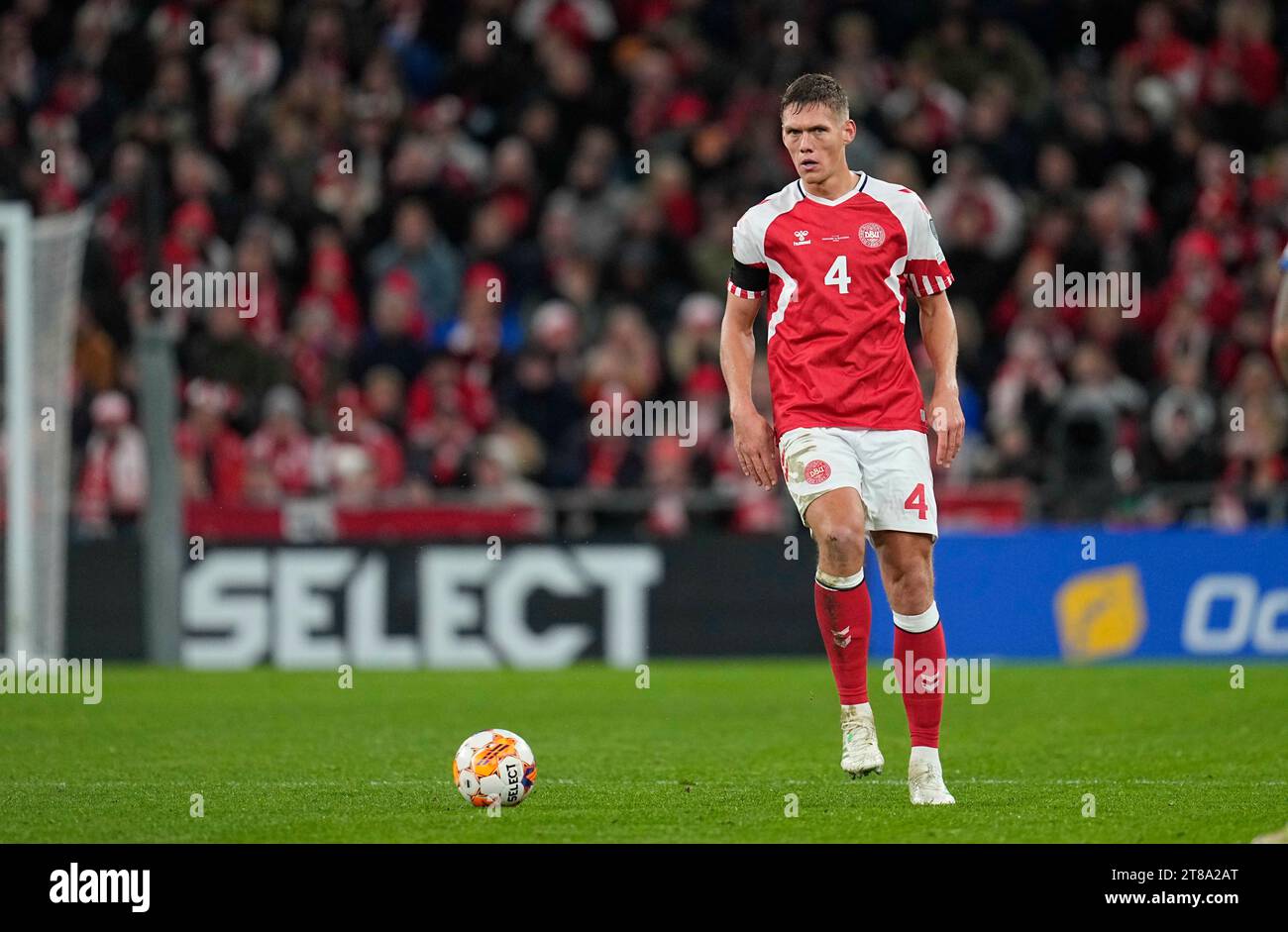 Parken, Copenhagen, Denmark. 17th Nov, 2023. Jannik Vestergaard ...