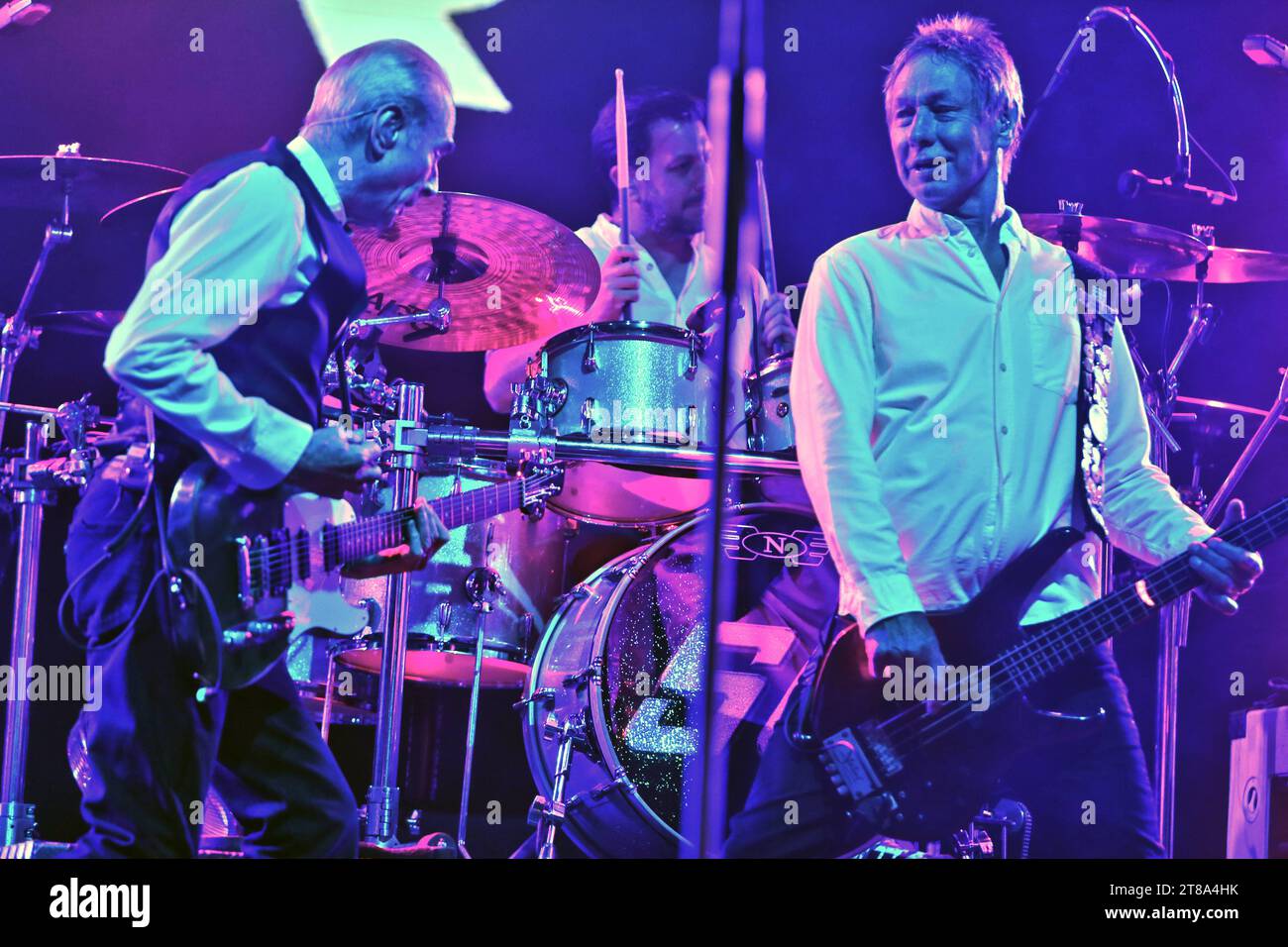 Im Bild von links: Sänger Francis Ross und Bassist John Rhino Edwards ...